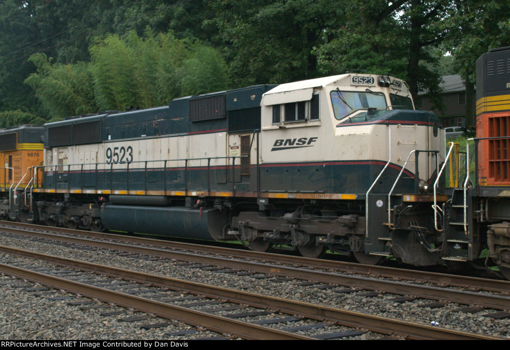 BNSF SD70MAC 9523 in executive paint third out on K040-26